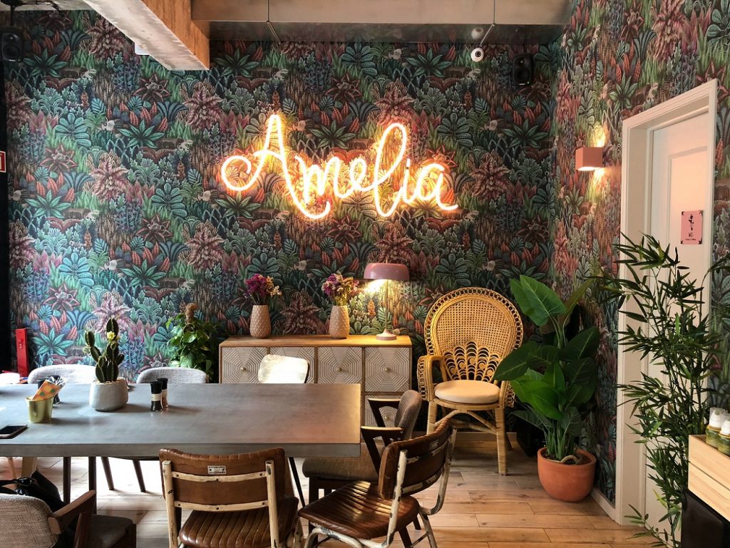 Neon na decoração: saiba como aderir à tendência - V2 Construções